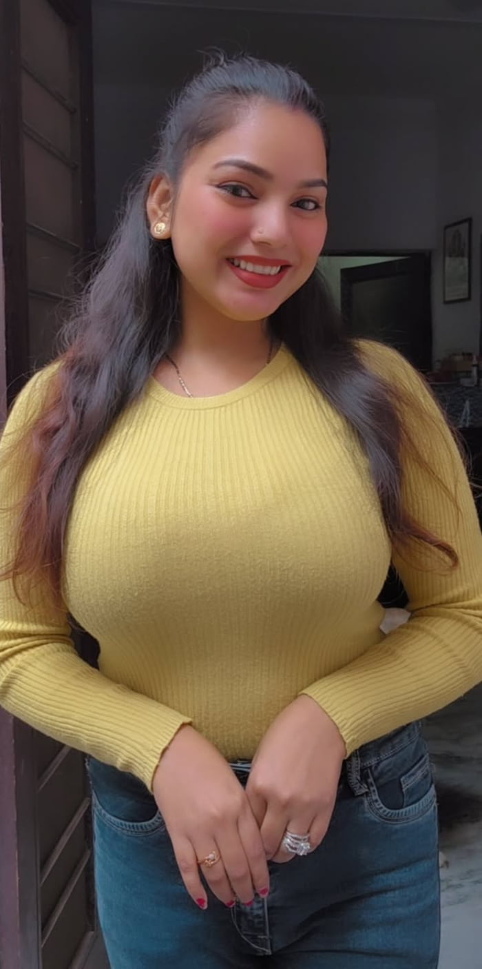 Queen in tight yellow - 9GAG