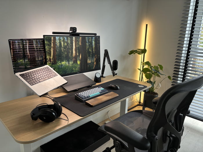Hybrid work & gaming laptop setup - 9GAG