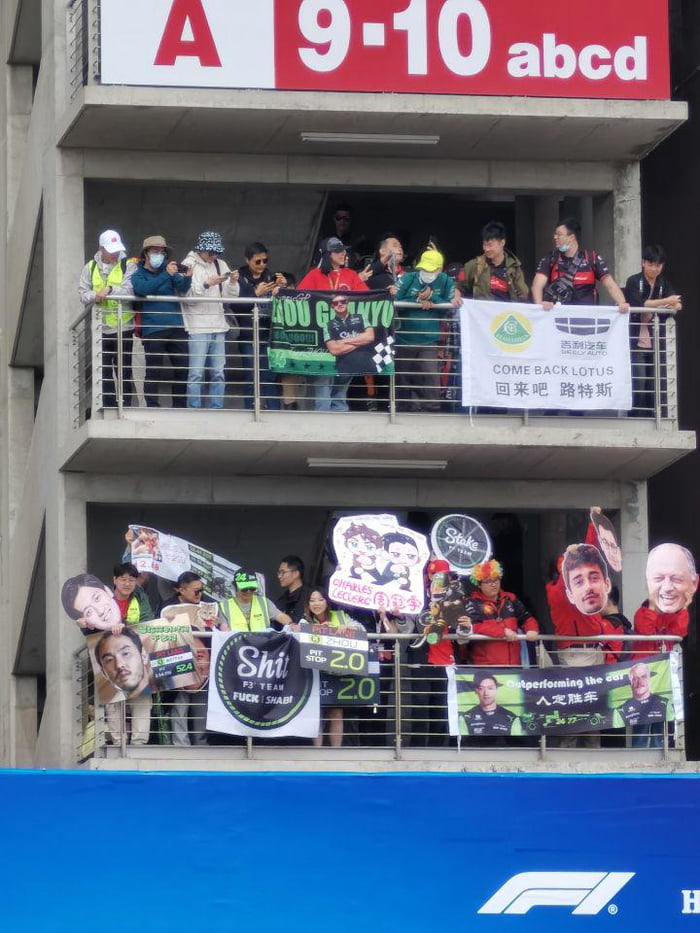 Shitposter stand - 9GAG