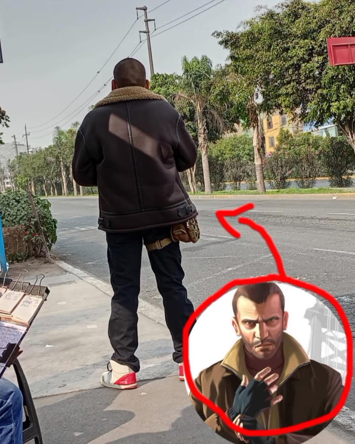 Hey Roman, look! It's me walking down the street in real life - 9GAG