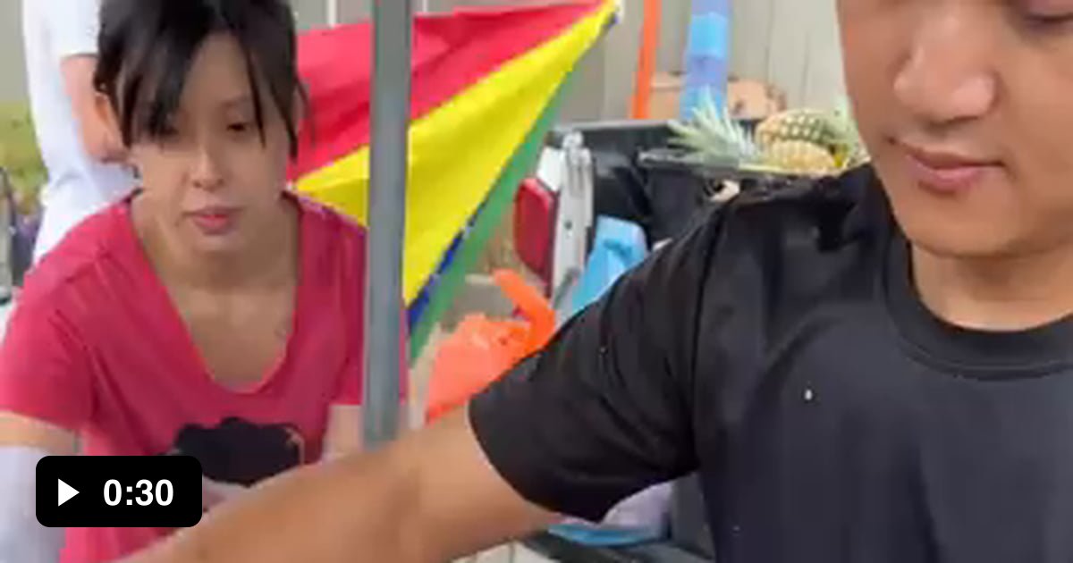 Cutting a pineapple - 9GAG