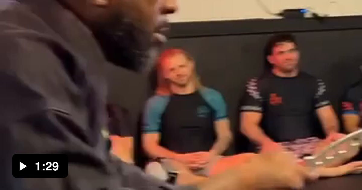 How to defend against a knife attack - 9GAG