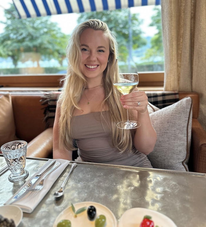 First date dress - 9GAG