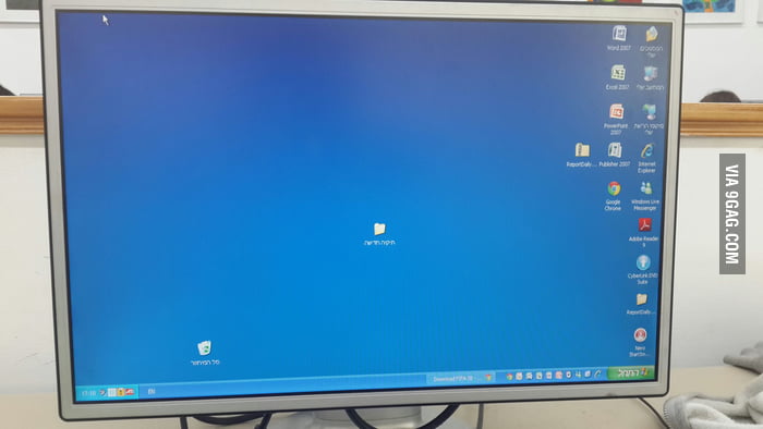 Computers at my school still run on Windows XP - 9GAG