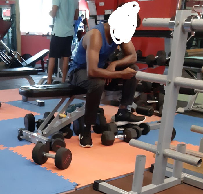 Guy hogging all dumbells - 9GAG