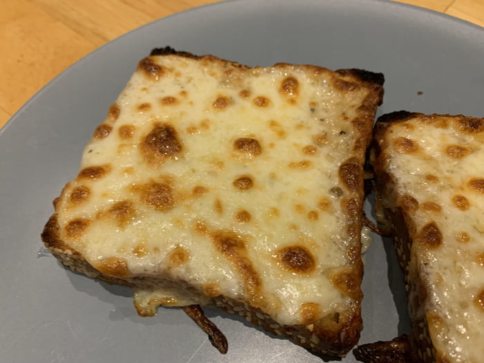 Cheesy garlic bread - 9GAG