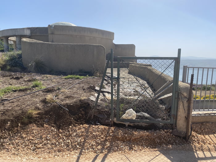 The most useless gate in the world - 9GAG