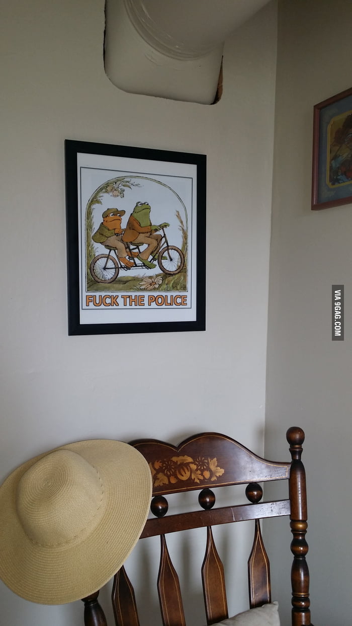 Frog and Toad in a child's room at an open house. - 9GAG
