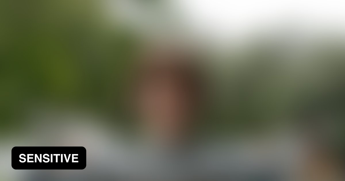 Sneaky teen flashes in public - 9GAG