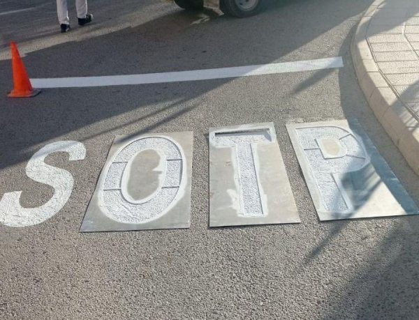 Roadpainting fail... The upside down S bothers me even more - 9GAG