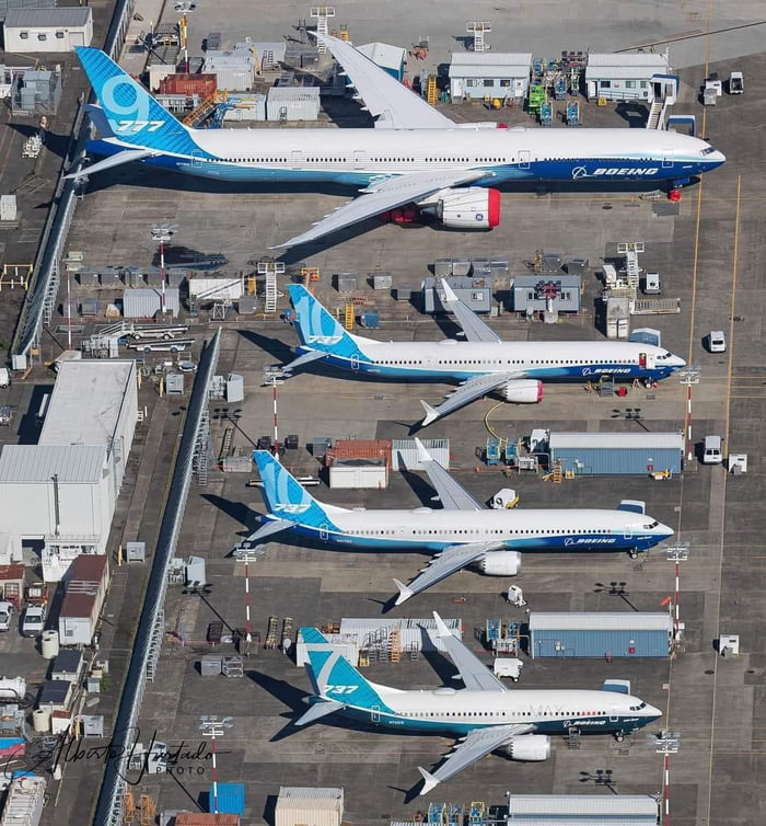 A great side-by-side comparison of the 777-9 and 737 MAX 7, 10 parked ...