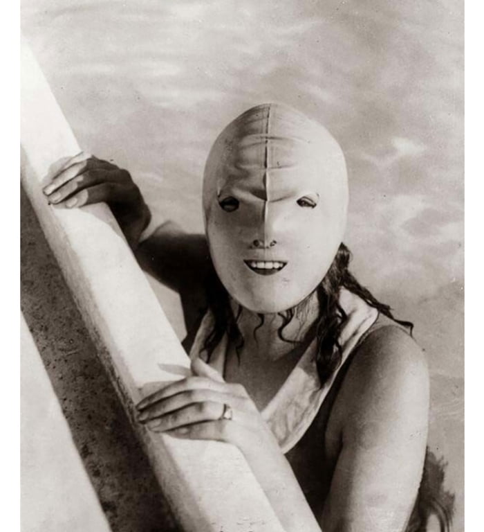 A Full-Faced Swimming Mask Helped Protect Women’s Skin From The Sun ...