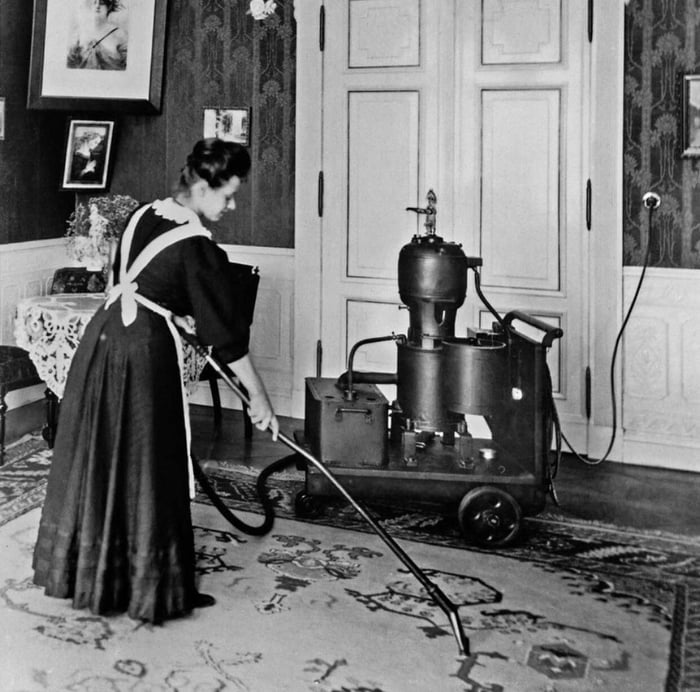 One of the first mobile vacuum cleaners, the Siemens de-dusting pump ...