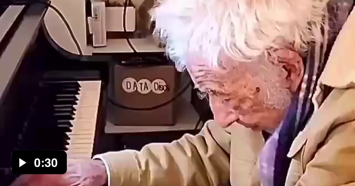 94 year old Philip Springer plays Moonlight Sonata - 9GAG