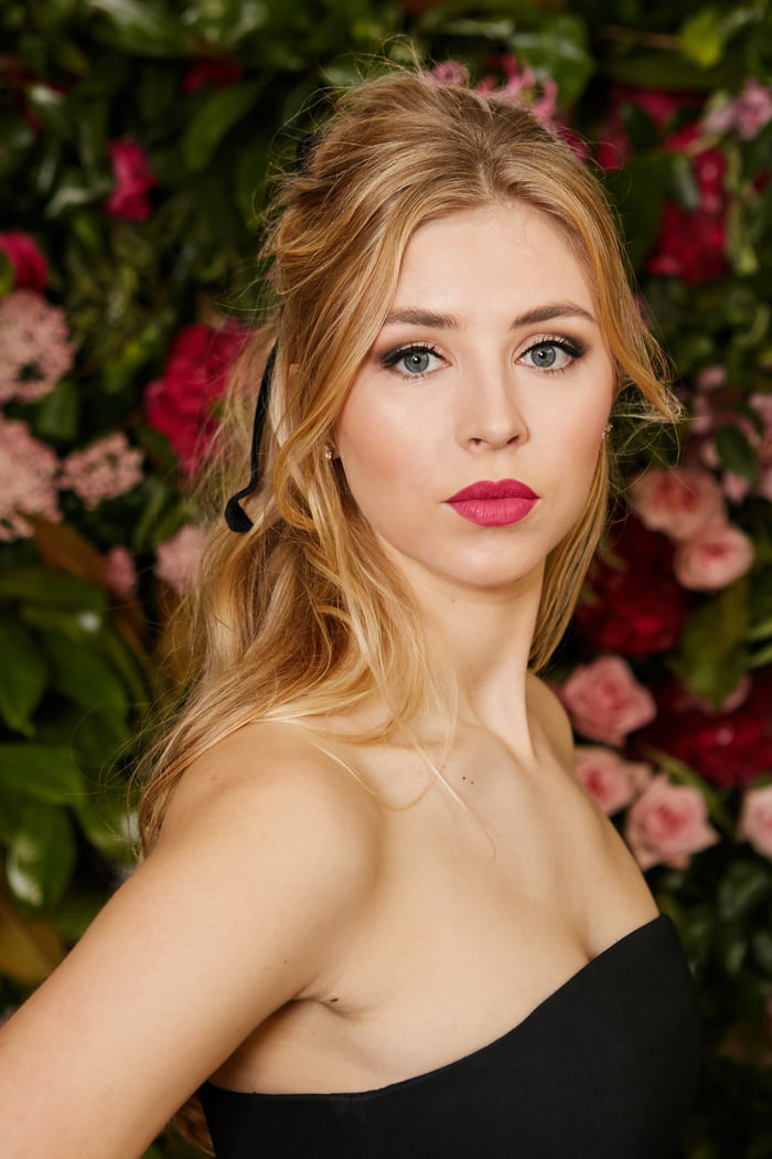 Hermione Corfield - 9GAG