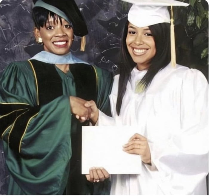 Aaliyah looks like she has three arms. - 9GAG