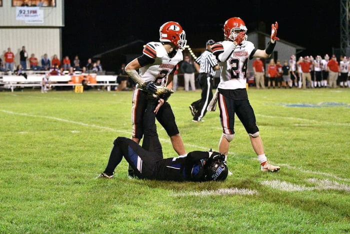 Player helps opponent despite coach’s protest - 9GAG