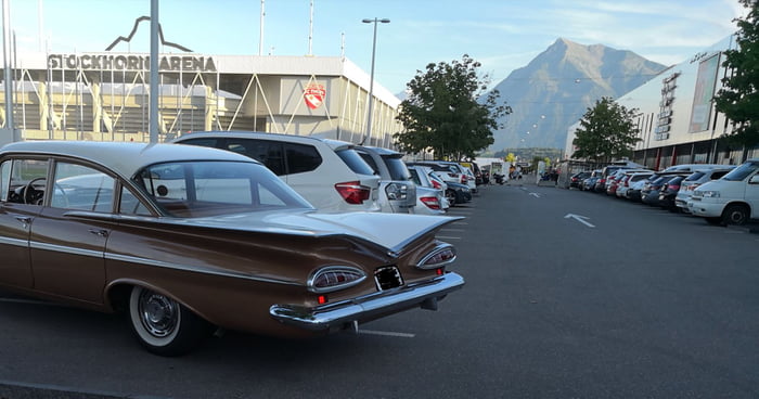 Another suspicious vampire car for you guys. - 9GAG