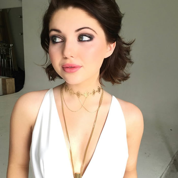 Sammi Hanratty showing a bare minimum cleavage. - 9GAG