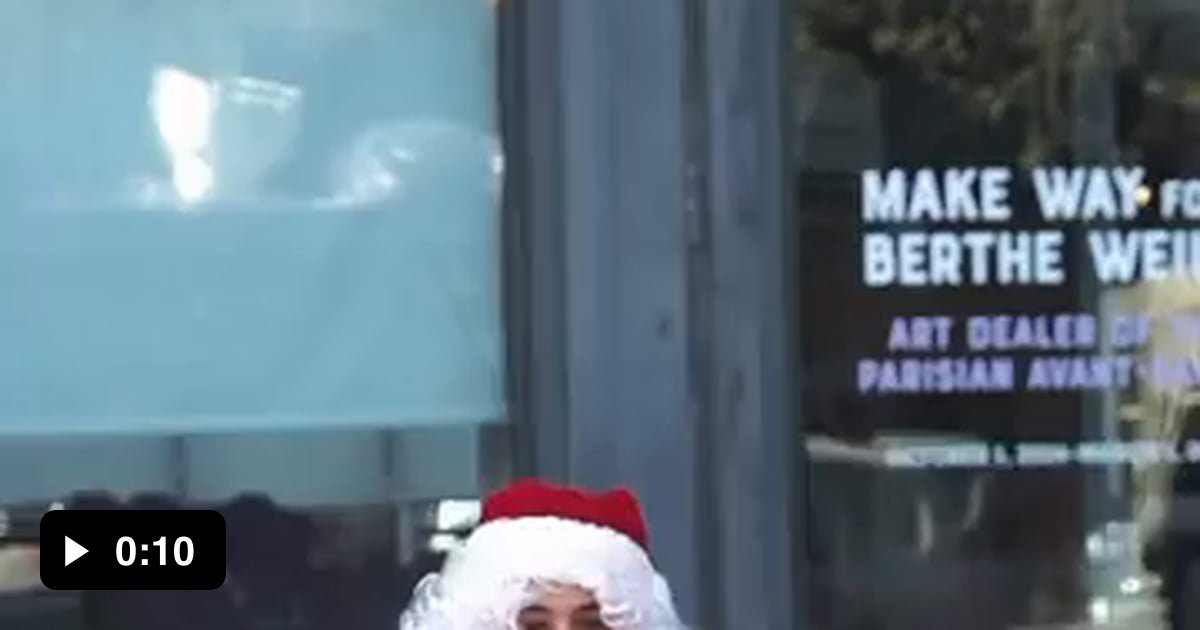 Grinch pushing Santa into traffic - 9GAG