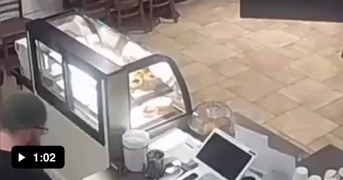 Coffee shop employee swiftly handles thief attempting to steal from ...