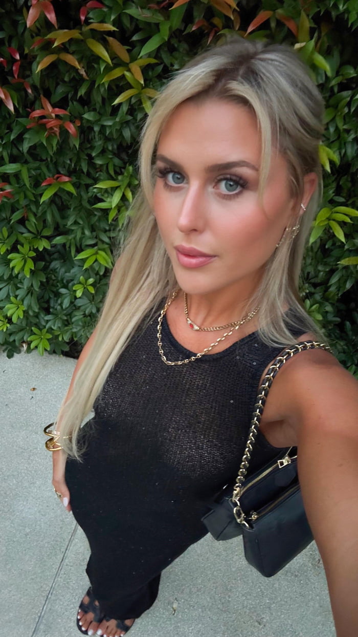 30 yo mom in a tight black dress, thoughts? - 9GAG