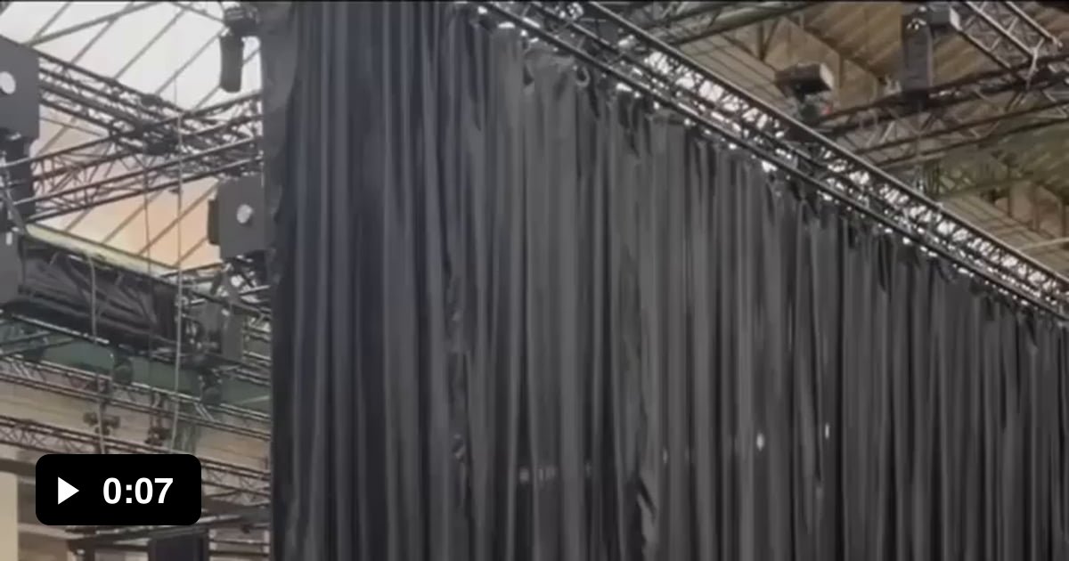 Dramatic stage curtain reveal - 9GAG