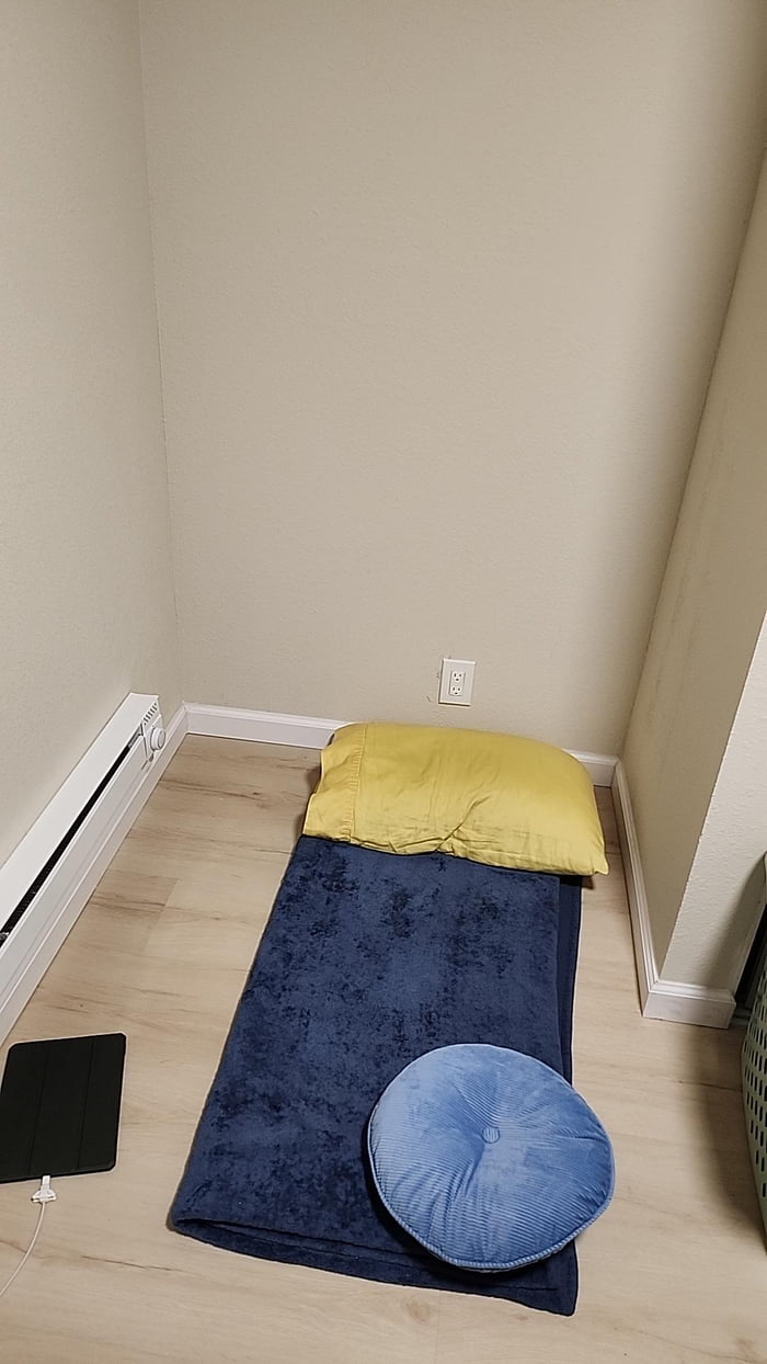 (Not a joke) Tips on a sleeping setup for this "bedroom" size? - 9GAG