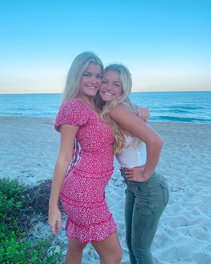 Jacy and Kacy Lee - Two smiles are even better. - 9GAG