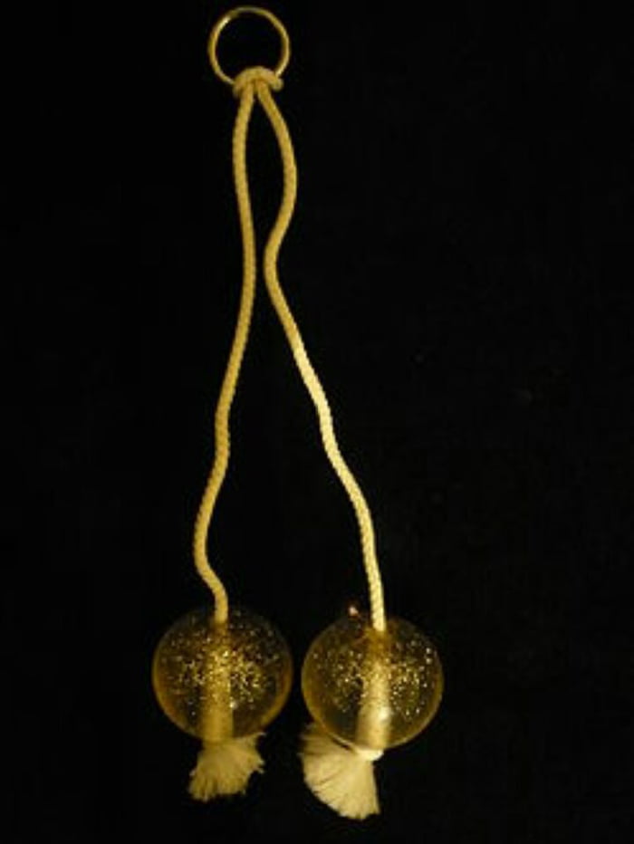 You guys ever play with this toy, in my country we called it triki ...