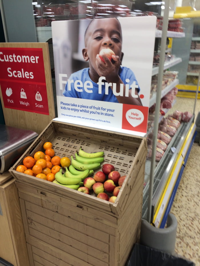 This supermarket gives free fruit for children to eat in store - 9GAG