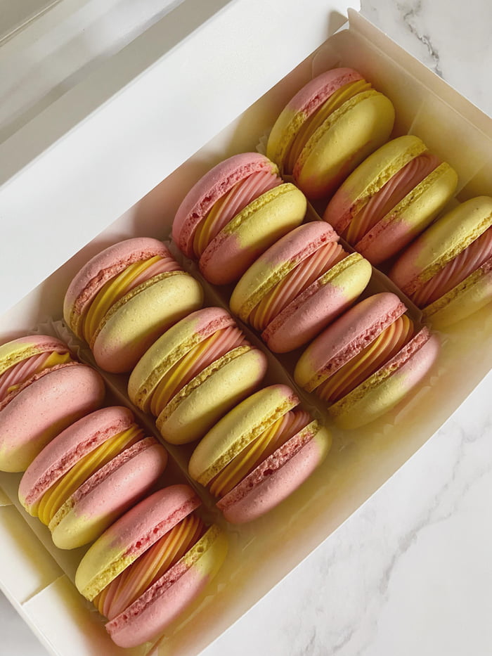 Macarons stuffed with mango and strawberry - 9GAG