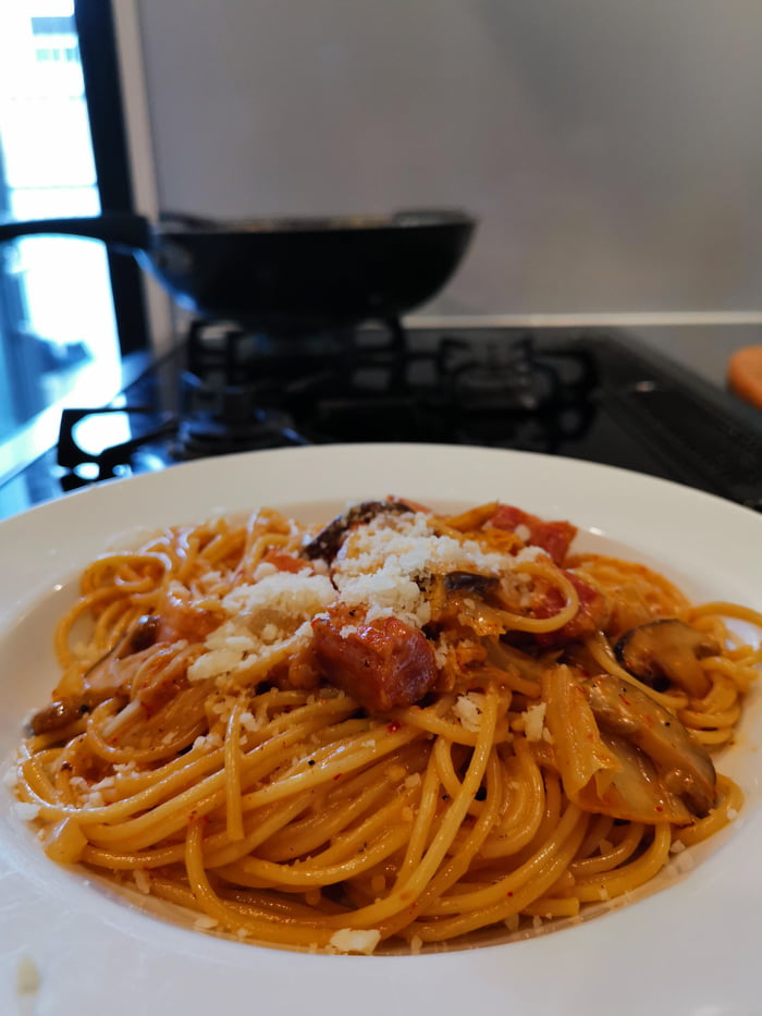 Korean Spaghetti | Kimchi, Bacon and Mushrooms - 9GAG