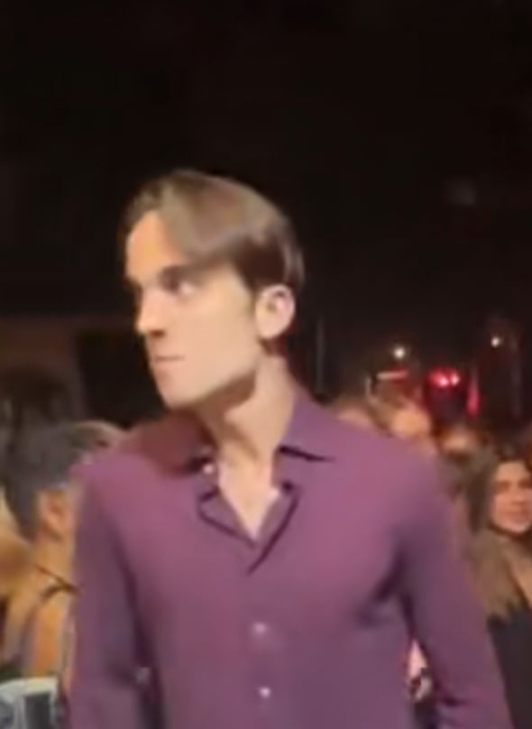 9Gag, do your magic ! This boy looking for his father ! More detail on comment. - 9GAG