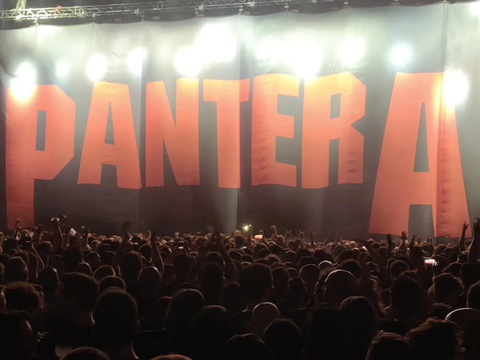 Last night I finally saw PANTERA live. Although it's not the original band, it was amazing ...