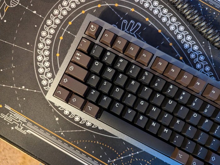 Turns out that brown keycaps can look pretty cool - 9GAG