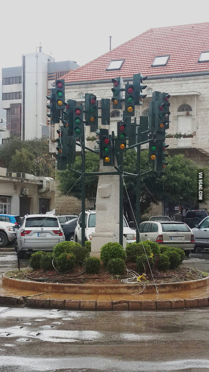 Fake Traffic Lights as Christmas decoration in Lebanon - 9GAG