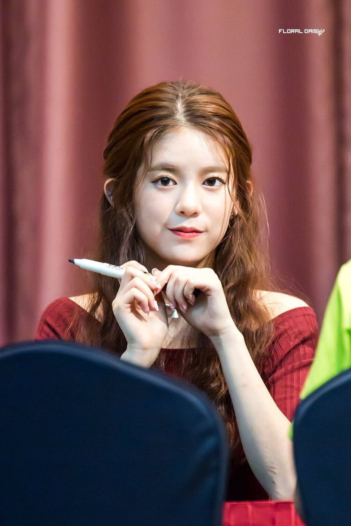 Daisy from momoland - 9GAG