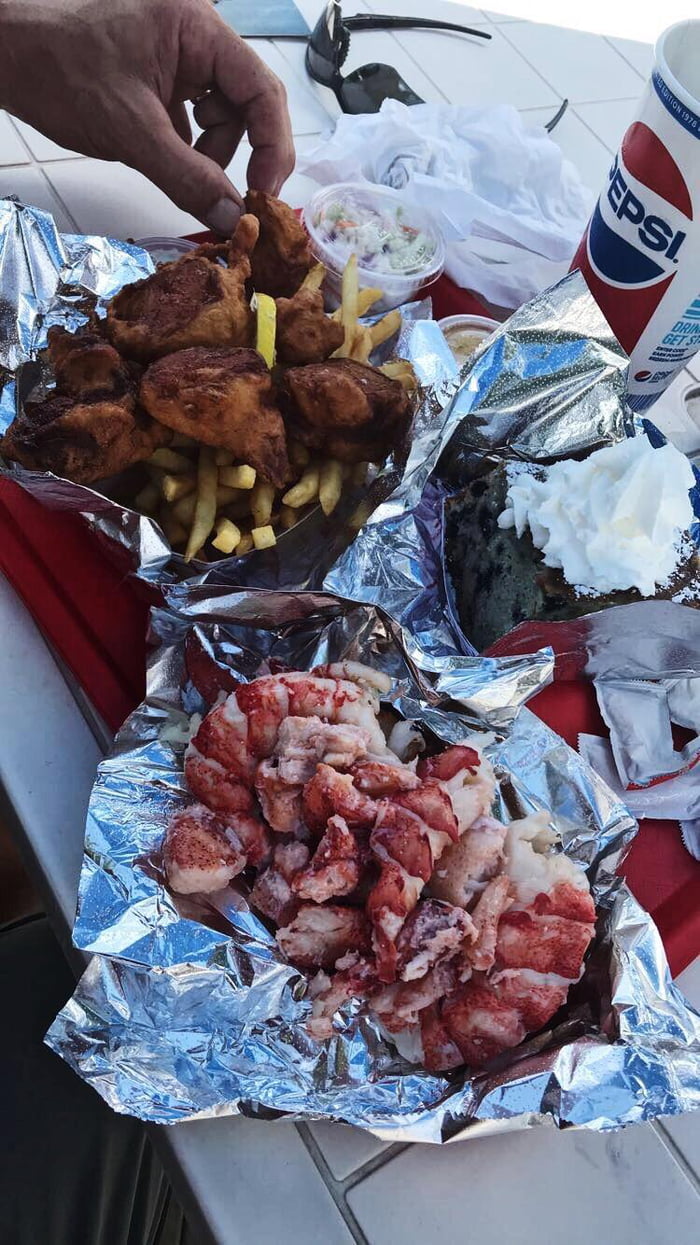 Red’s Eats Famous lobster roll, fried scallops, and Maine Blueberry ...