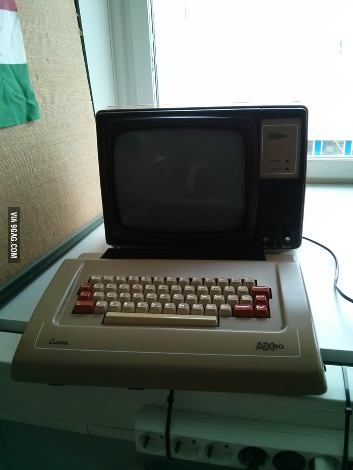 A colleague's laptop from 1979... and still working! - 9GAG