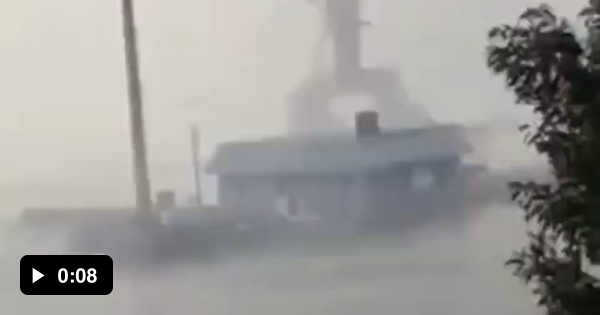 Just a little bit windy - 9GAG