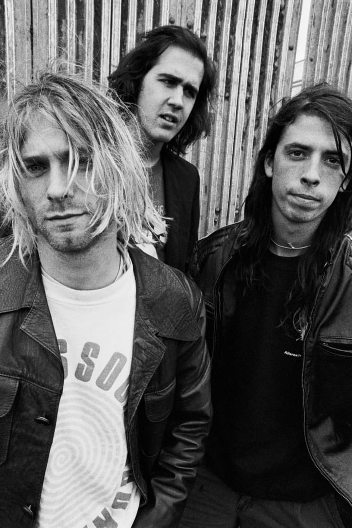 1991 - Nirvana backstage at the Reading Festival, England. - 9GAG