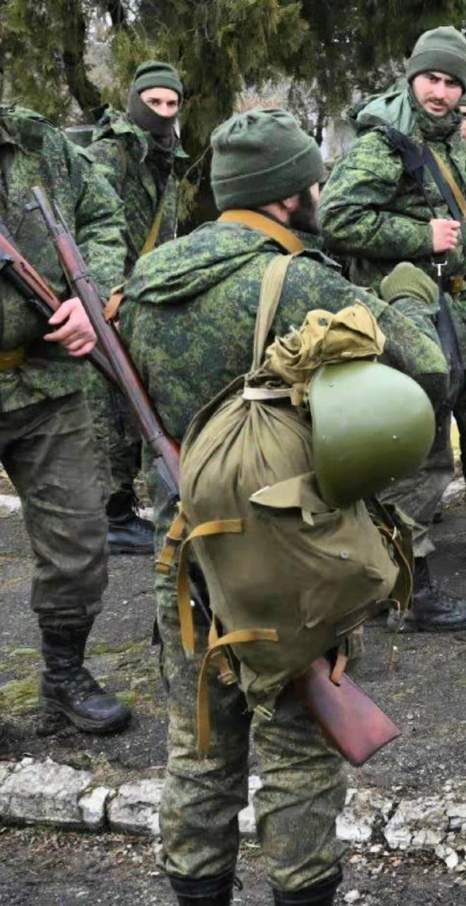 WWI Gear for russian conscripts? Is that a Muskete? And the "bag"? - 9GAG
