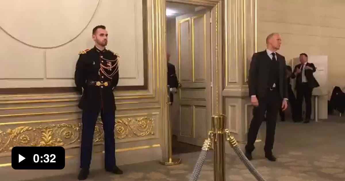 Beside fact that putin needs 6 bodyguards in toilet, one with briefcase ...