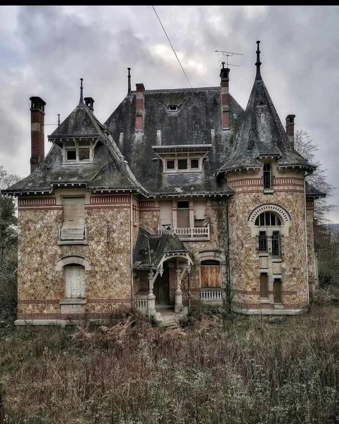 Abdandoned house's porch looks like a mouth with fangs - 9GAG