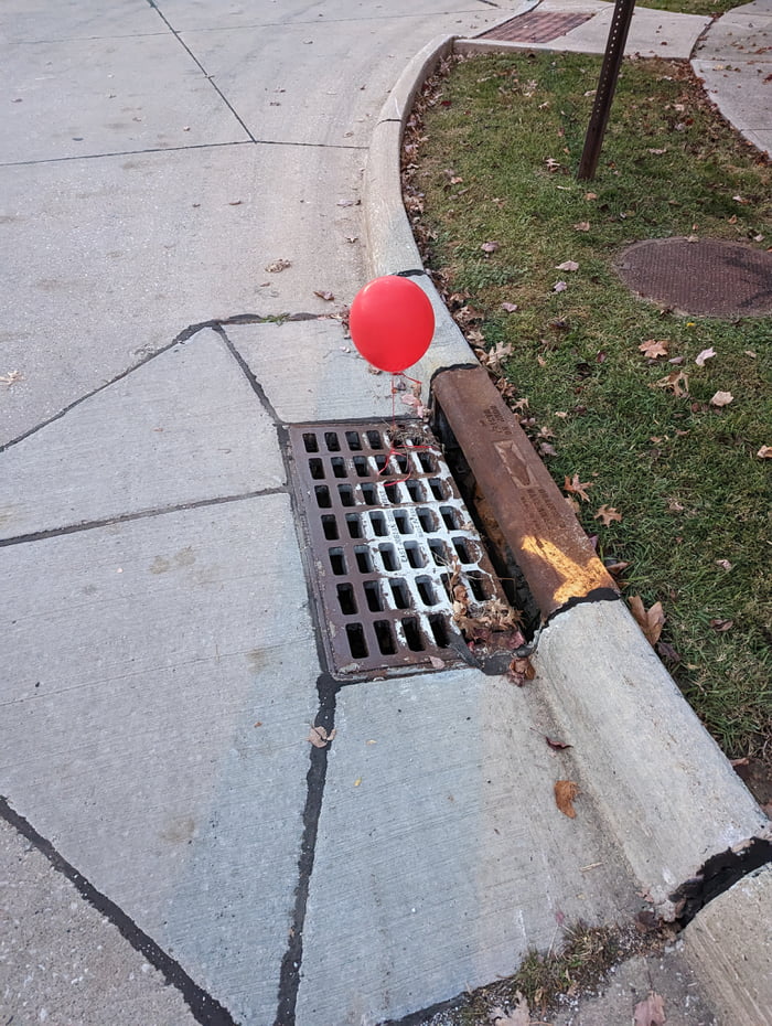 Someone made a Pennywise reference on my street for Halloween. - 9GAG