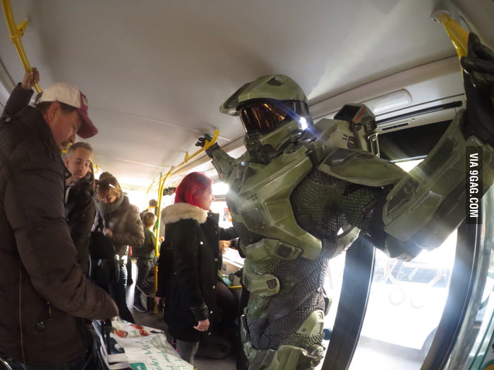 The every day life of a hero.(Master Chief riding The Bus in Berlin) - 9GAG