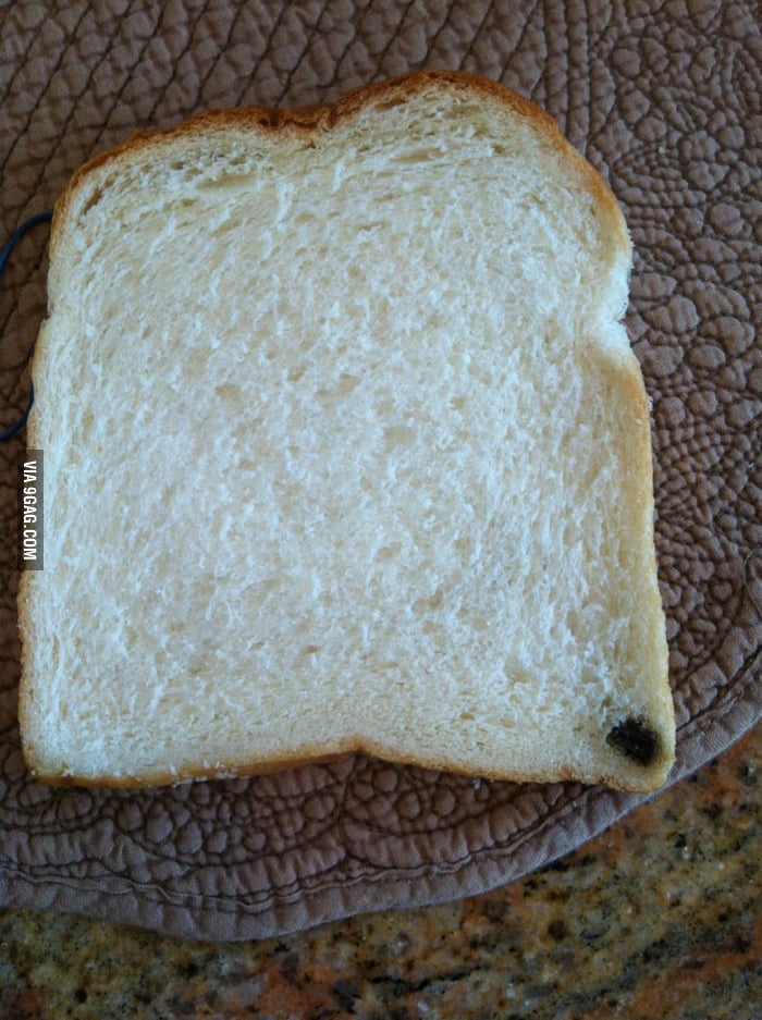 The middle slice of a loaf of "raisin bread" - 9GAG