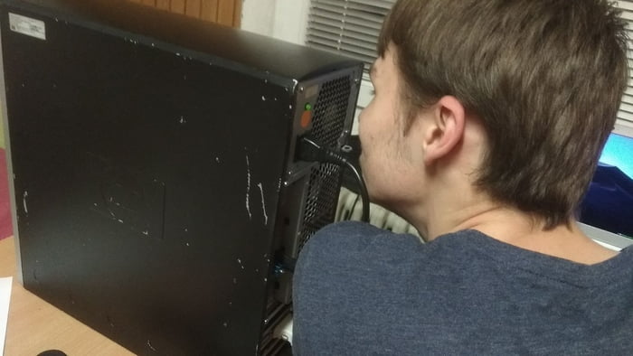 I like the smell of old computers, but not like this..... - 9GAG