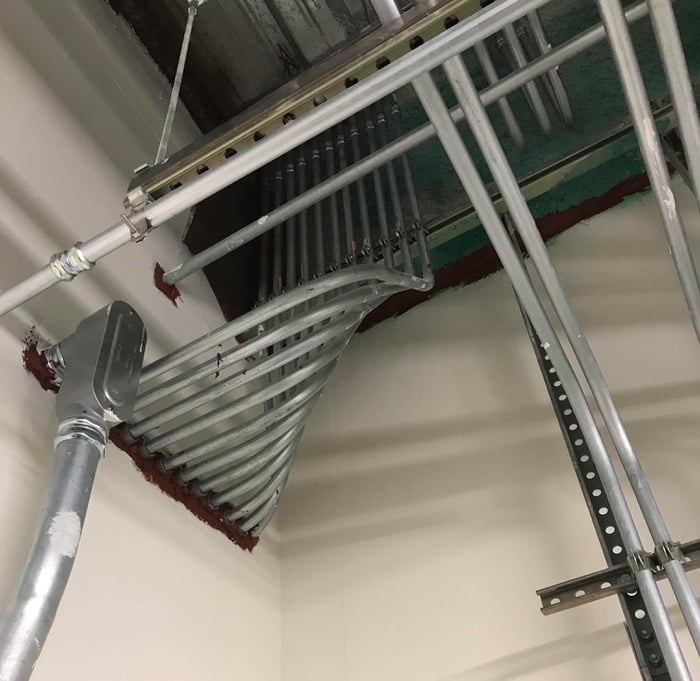 Perfect electrical conduit installation. - 9GAG
